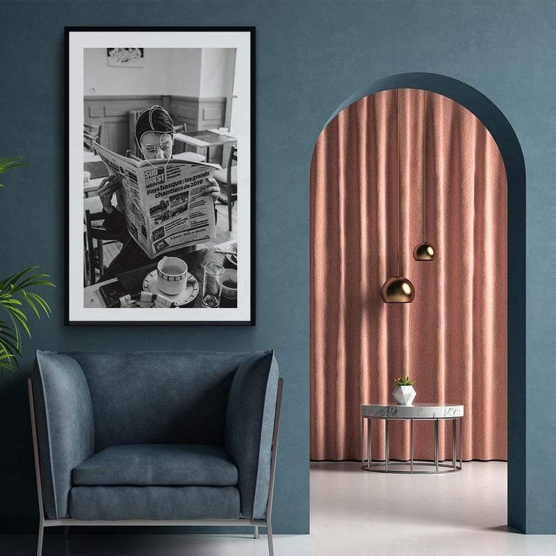Zwart wit poster Reading A Newspaper bestellen | Walljar.com
